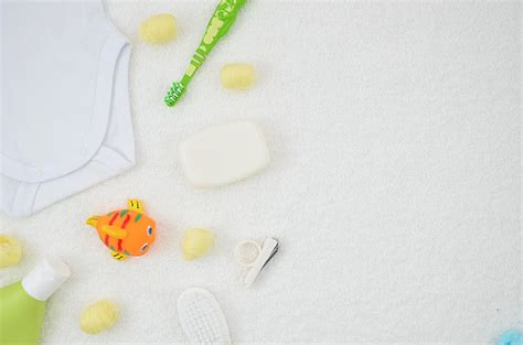 흰색 배경에 녹색 아기 액세서리와 상단 보기 프레임 베이비 샤워 파티 모형 텍스트의 공백 복사 0명에 대한 스톡 사진 및 기타 이미지 Istock