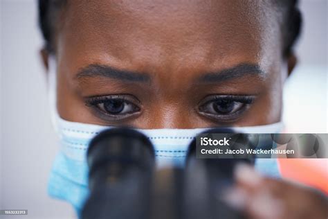 연구 실험 및 혁신을 위한 실험실에서 여성 과학자를 위한 과학 분석 및 현미경 의료 조사 및 향후 개발을 위한 실험실 장비를 갖춘 여성 건강 전문가 20 24세에 대한 스톡