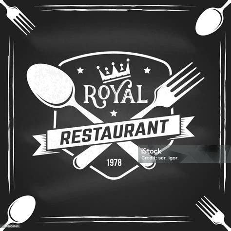 로얄 레스토랑 상점 칠판에 메뉴 벡터 일러스트 레이 션 로고타입 라벨 크라운 포크 숟가락이 있는 배지를 위한 빈티지 그래픽