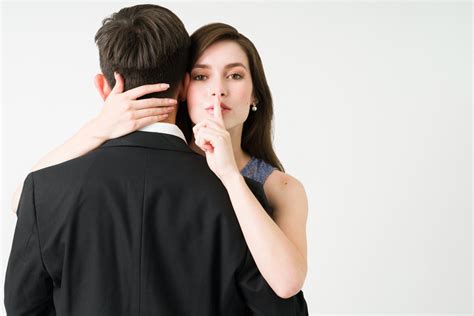10 Differences Between Keeping Your Relationship Private Keeping It A Secret