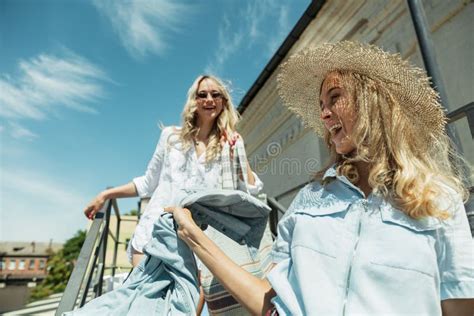 La Coppia Di Giovani Lesbiche Si Prepara Per Un Viaggio Di Vacanza In