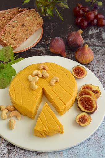 무화과 과일 포도 아몬드 브라질 너트 땅콩 글루텐 프리 빵과 함께 제공되는 캐슈 너트로 만든 수제 비건 치즈 0명에 대한 스톡 사진 및 기타 이미지 Istock