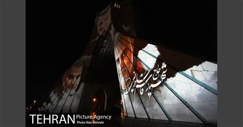 تصاویر سردار شهید قاسم سلیمانی بر دیوار برج آزادی آژانس عکس تهران