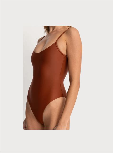 Rhythm One Piece Rust Common Wanderer