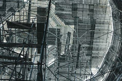 밀폐된 공간에서 작업자 탱크 오일 검사 비계 작업 중 프리미엄 사진