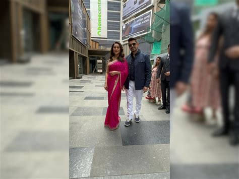 Madhuri Dixit Looks Stunning In Bright Pink Saree Have A Look Madhuri Dixit Photos चंदन सा