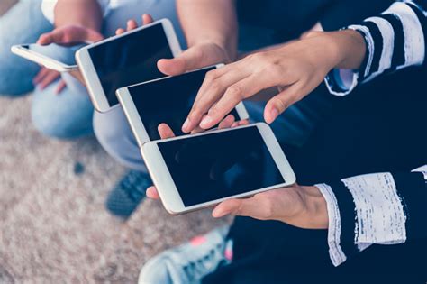 스마트 휴대 전화를 사용 하 여 온라인 쇼핑 이나 전자 상거래 개념에 대 한 사람들의 그룹 남성에 대한 스톡 사진 및 기타 이미지 남성 남자 노트북 Istock