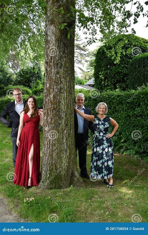 Мы счастливая семья отец мать и дочь подросток с парнем Стоковое Фото изображение