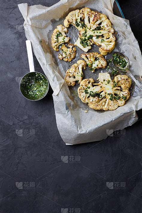 花椰菜牛排配上香菜酸橙辣椒酱