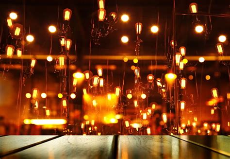 흐림 효과의 주황색 램프와 나무 테이블의 상단 바 또는 어두운 밤 배경에서 파티에 대 한 바 카운터에 대한 스톡 사진 및 기타 이미지 바 카운터 크리스마스 화려함