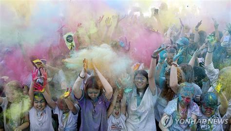 ′색으로 물들다′키르기스스탄서 즐기는 인도 홀리 축제 연합뉴스