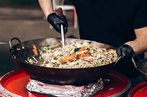 야채와 음식 축제에서 해산물 파스타 전통적인 이탈리아 마 카로 니 요리 요리 장갑과 요리사입니다 케이터링 야외 부엌에 엽니다 여름 피크닉 거리에 대한 스톡 사진 및 기타