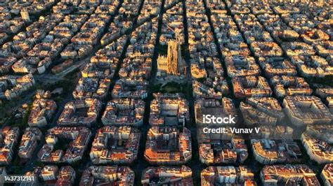 일출에 사그라다 파밀리아 대성당이있는 바르셀로나 도시의 스카이 라인 카탈로니아 스페인 전형적인 도시 팔각형 블록이있는 도시 풍경 바르셀로나 스페인에 대한 스톡 사진 및 기타