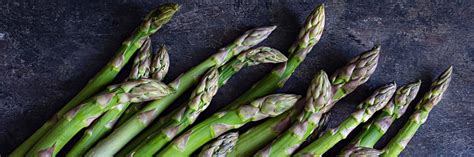 어두운 배경에 그린 아스파라거스 날 음식 개념입니다 야채는 천연 프리 바이오 틱스 인 섬유질이 풍부합니다 아스파라거스에 대한 스톡 사진 및 기타 이미지 Istock