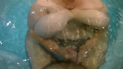 Mrs Underwater 005 Jerking