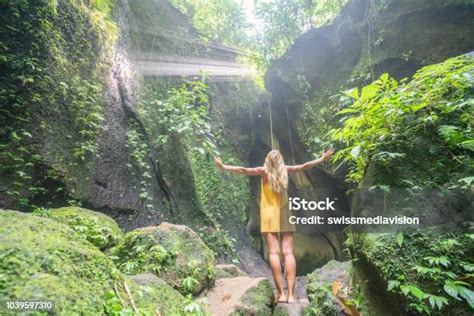 젊은 여자 팔 뻗은 자연 속에서 아름다움을 포용 하는 발리의 열 대 우림에서 여행 사람들 여행 자연 개념 20 29세에 대한 스톡 사진 및 기타 이미지 Istock