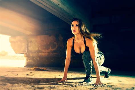 배경 화면 햇빛 여자들 멀리보고 모래 사진술 분열 유행 운동화 사람 체육관 옷 소녀 아름다움 레이디