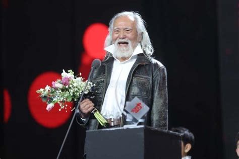 82岁王德顺和妻子近照曝光，网友：是真爱！ 每日头条