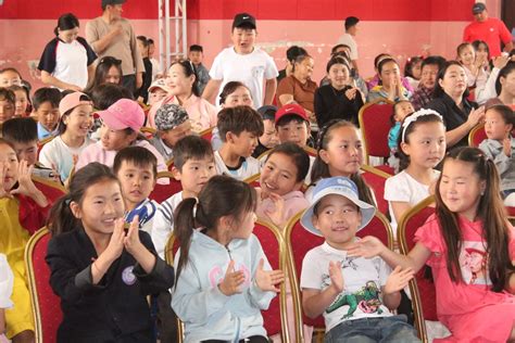 Эрхэм хүндэт хүүхэд багачууд Эрхэм хүндэт сумын нийт ээжүүддээ болон энэ жил алдарт эхийн 1 2 р