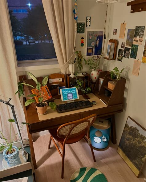 슬하홈🍃 하슬진 점점 짙어지는 분위기🍂 해질녘의 어스름한 푸른빛도 맘에 들고 선반으로 공간분리 한것도 맘에 든다 내 방은 계속 변화하는 중➿ Instagram