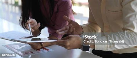 태블릿 및 서류 작업으로 프로젝트에 대한 Ui 개발자 팀 컨설팅 2명에 대한 스톡 사진 및 기타 이미지 2명 개념 개념과 주제 Istock