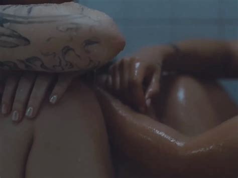 Karol G Estrenará Una Canción De Cumpleaños Video Tendría Una Escena Bañándose Con Young Miko