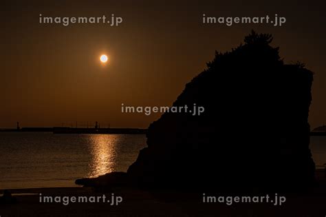 島根県出雲市の稲佐の浜にある弁天島と沈む夕陽の写真素材 265323708 イメージマート