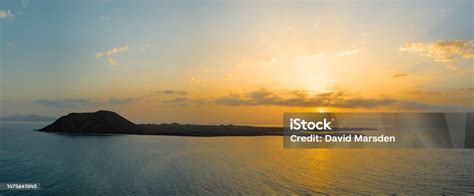 푸에르테벤투라 카나리아 제도 스페인의 코랄레호 근처 로보스 섬 상공의 이른 아침 일출에 아름다운 따뜻한 일출 낮은 수준의 측면