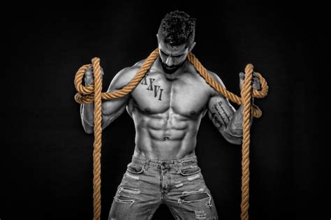 밧줄에 싸인 잘생긴 근육질 마초 남자 밧줄에 싸인 잘생긴 근육질 마초 남자 프리미엄 사진