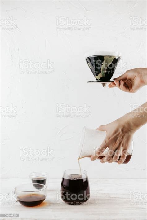 여자의 손을 잡고 커피 Dripper 및 나무 배경 유리 3 유리 컵에 붓는 러시아에 대한 스톡 사진 및 기타 이미지 러시아 마실 것 머그 Istock
