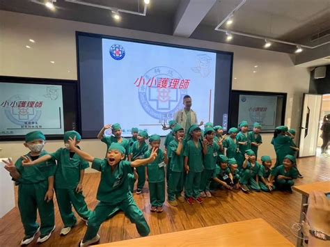 🏥🎉 全國最創新的小小護理師體驗營就在中臺護理系！ 🎉🏥 小朋友們個個活潑可愛，讓整個教室充滿歡笑和活力！😄👩‍⚕️👨‍⚕️在這裡，他們不僅玩