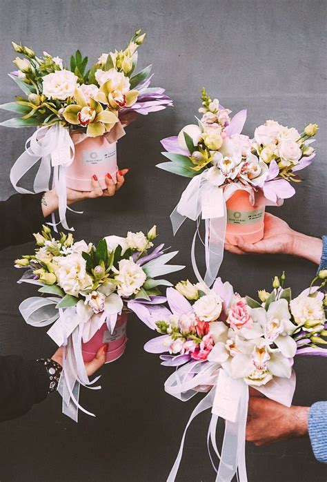 Шикарный букет цветов в коробке Простые цветочные композиции Небольшие цветочные композиции