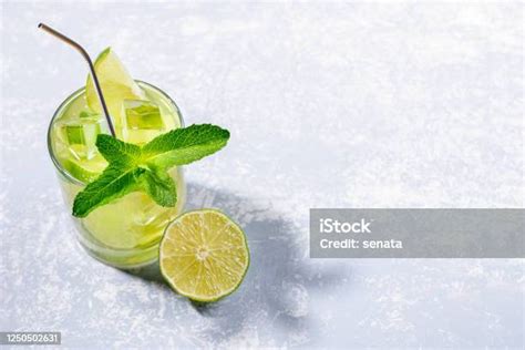 라임 얼음 신선한 민트 금속 마시는 빨대가 있는 아이스 그린 말차와 그림자가 있는 밝은 회색으로 만든 유리 0명에 대한 스톡