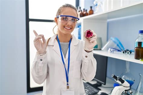 Jeune Femme Travaillant Au Laboratoire Scientifique Tenant Une G Ode Souriante Heureuse Pointant