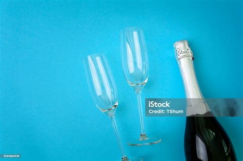 와인잔과 병에 누워 샴페인의 블루 종이 배경 새 해 축 하 개념입니다 최고의 볼 수 있습니다 플랫이 하다 0명에 대한 스톡 사진 및 기타 이미지 Istock