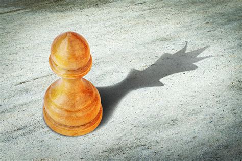 여왕의 그림자가 있는 전당포 동기 부여 개념 힘과 열망 당신의 힘에 대한 자신감 사업 생활방식 추상적 배경입니다 0명에 대한 스톡 사진 및 기타 이미지 Istock