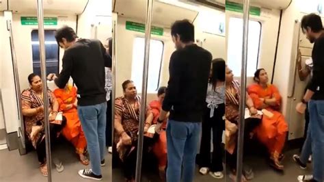 Viral Video मेट्रो में कपल की हरकतों को देख भड़कीं आंटी फिर सबके सामने हुआ जमकर तमाशा Viral