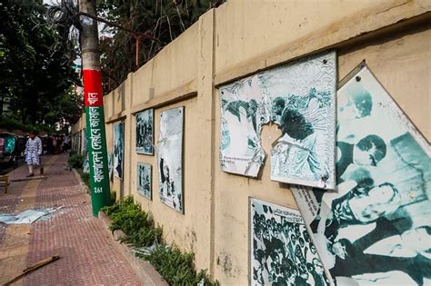 চট্টগ্রামে ছাত্রলীগ যুবদলের ধাওয়া পাল্টা ধাওয়া মুক্তিযুদ্ধের ম্যুরাল ভাঙচুর