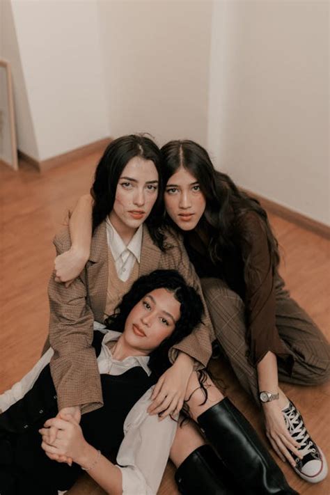 실내 개성 관찰 그룹 껴안고 있는 단란함 따뜻함 똑똑한 라이프스타일 보다 복장 부츠 사교적인 상호 작용 스니커즈 스타일 시크한 실내 설정