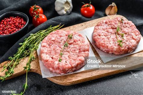 원시 돼지 고기 커틀릿 도마에 지상 고기 패티 유기농 다진 검은 색 배경 위쪽 보기 가루로 빻은에 대한 스톡 사진 및 기타 이미지 가루로 빻은 닭고기 준비 Istock