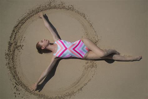 아름다운 빈 모래 해변에서 포즈를 취하는 화려한 수영복을 입은 여성 완벽한 목가적 인 여름 휴가 개념 가냘픈에 대한 스톡 사진 및 기타 이미지 Istock