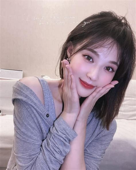 空姐曬出與成龍合照，爆出被索要電話地址，送其禮物，引起熱議 壹讀