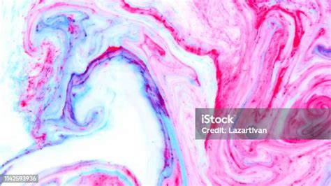 추상적인 여러 가지 빛깔의 배경 화면 보호기 핑크 블루 컬러와 유체 예술 블루 핑크 질감입니다 액체에 착 색 된 페인트 얼룩 0명에 대한 스톡 사진 및 기타 이미지 Istock