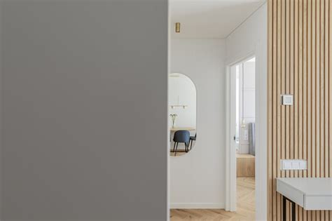 현대적인 미니멀리스트 주방 및 식당 인테리어 디자인 나무 가구 오크 바닥 파란색 의자 심미적 인 심플한 인테리어 디자인 개념 0명에 대한 스톡 사진 및 기타 이미지 Istock