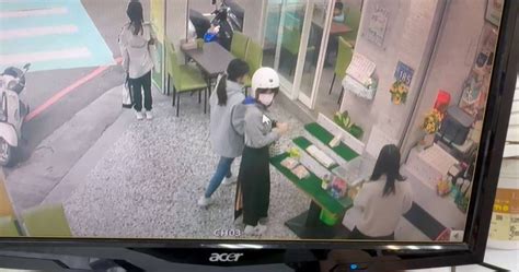 拿2三明治偷塞包！黑裙女只掏1個結帳 店家氣炸公布監視器：賊賊 社會 Ctwant