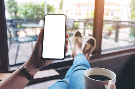 빈 데스크톱 화면으로 검은 색 휴대 전화를 들고있는 여성 공란에 대한 스톡 사진 및 기타 이미지 공란 비어 있음 스마트폰 Istock