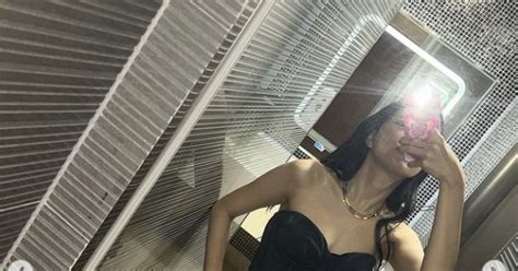 손나은 옷이 너무 큰 건가 핸드폰 위로 들자 튜브톱이 흘러내려서 아슬아슬