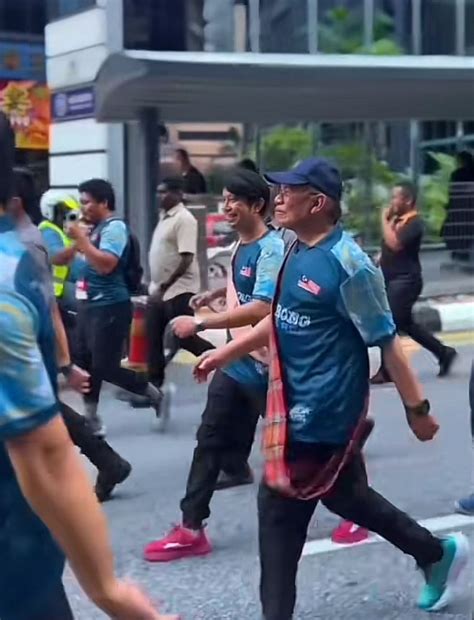 Msia Prime Minister Anwar Ibrahim Playfully Honks Horn To Cut Emcees