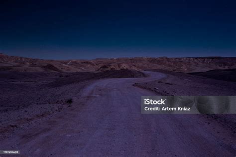 황무지 시골 쪽 자갈 길의 별 푸른 하늘 사진과 긴 노출 사막 밤 풍경 풍경 수평선 배경에 산으로 이동 비포장도로에 대한 스톡 사진 및 기타 이미지 Istock