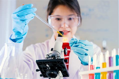 과학자는 장비 및 과학 실험 연구를 위한 화학 액체를 포함 하는 실험실 유리 그릇 또는 실험실에 있는 시험 관으로 표본을 분석 합니다 Stem 주제에 대한 스톡 사진 및